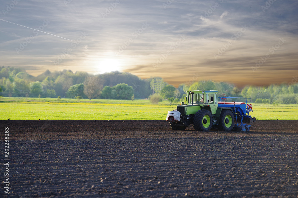Traktor Auf Einem Feld Im Sonnenuntergang Stock Photo Adobe Stock
