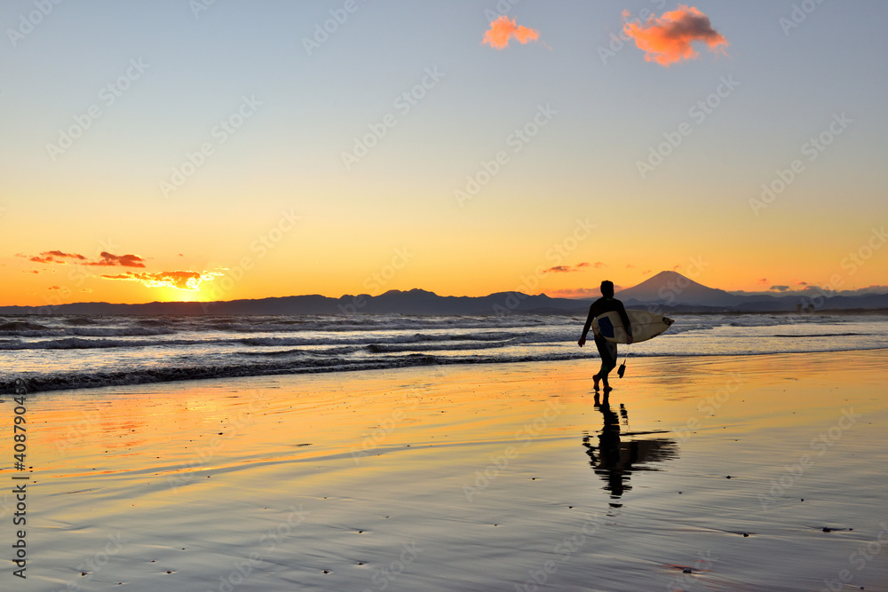 夕方の湘南海岸から見える富士山と夕焼雲 Stock Photo Adobe Stock