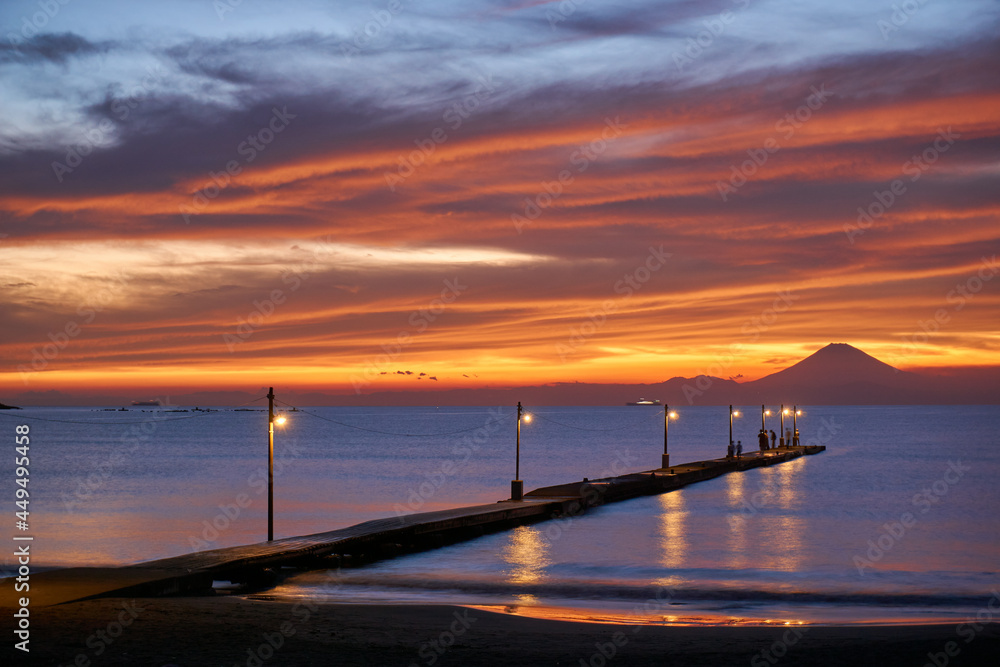 凄い夕焼けのレトロ桟橋と富士山 原岡海岸 Stock Photo Adobe Stock
