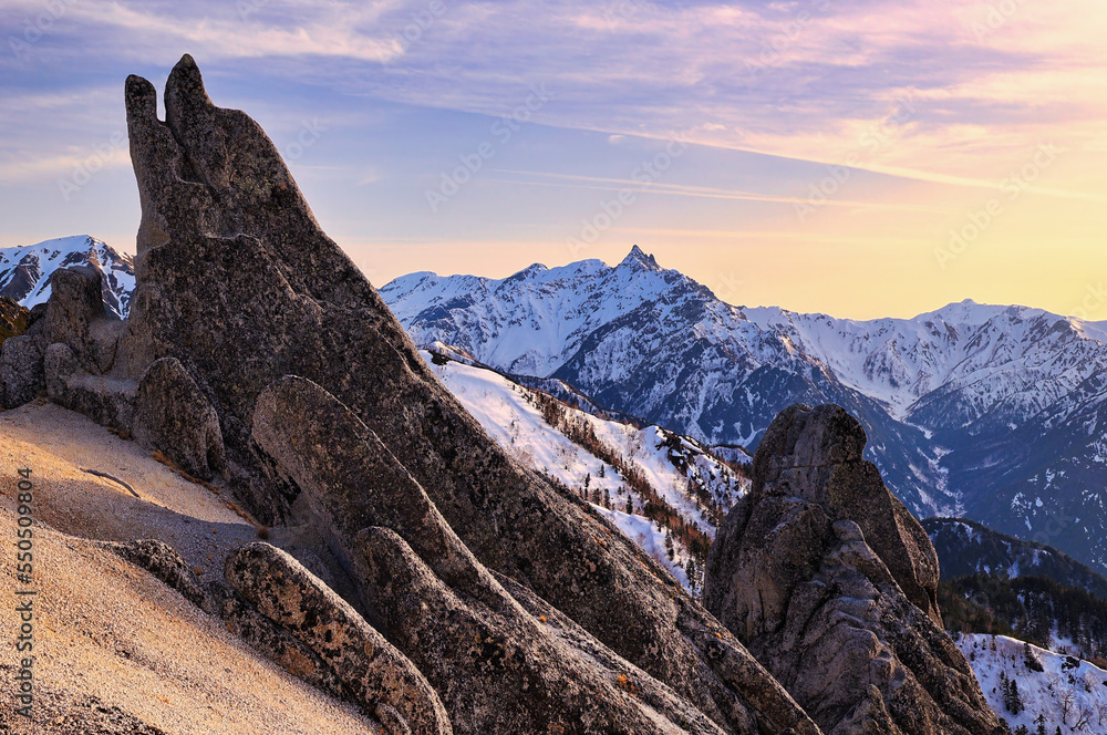 燕岳から眺めた夕焼けのイルカ岩と槍ヶ岳北アルプス雪山登山山岳風景 foto de Stock Adobe Stock