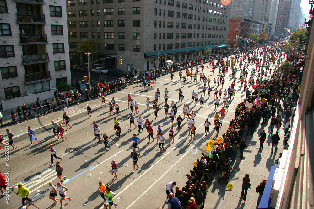 people running down the street in a marathon 素材庫相片 | Adobe Stock