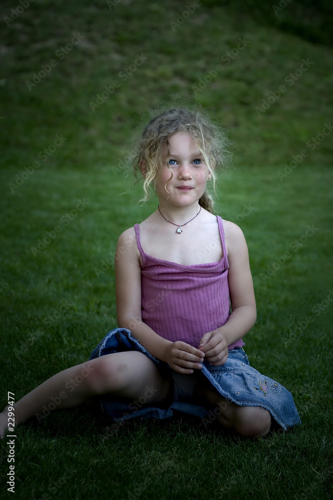Photo Stock fille assise en tailleur | Adobe Stock