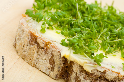 Brot mit Butter und Kresse diagonal Stock-Foto | Adobe Stock