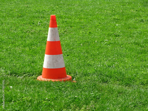 Plot orange et blanc de chantier sur pelouse verte. Photo Stock | Adobe ...