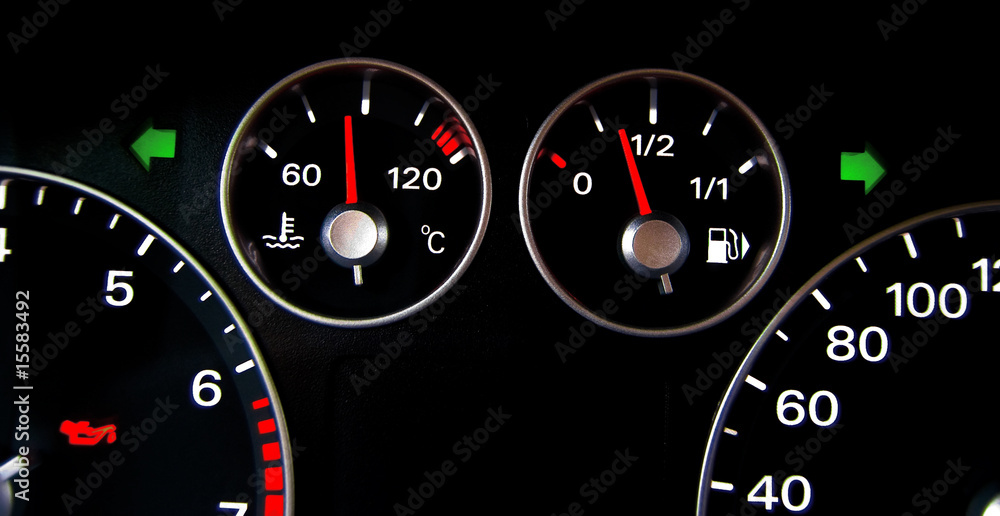 Stock-Foto „Beleuchteter Tacho im Auto“ | Adobe Stock