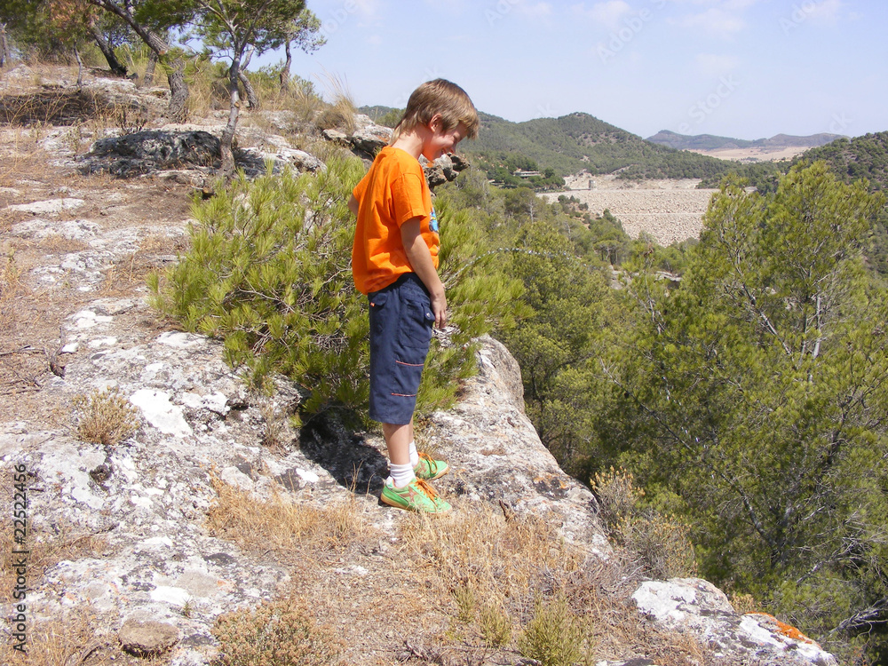 Niño orinando Stock Photo | Adobe Stock