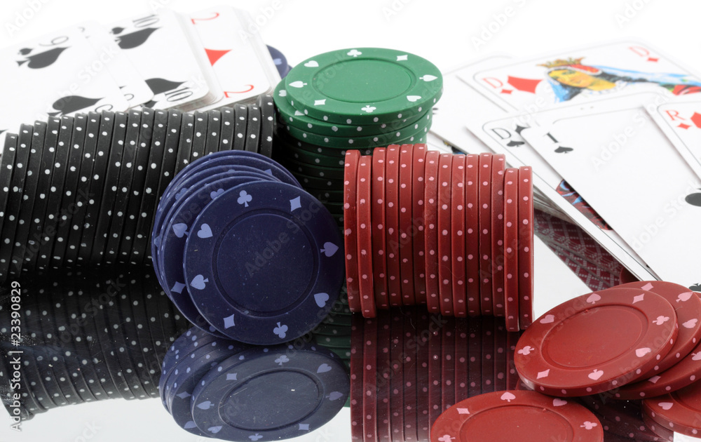 Photo Stock cartes et jetons de poker sur fond miroir | Adobe Stock