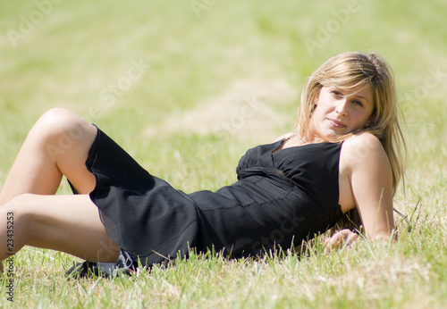 Jolie Jeune Femme Allongée Dans Lherbe Acheter Cette Photo Libre De
