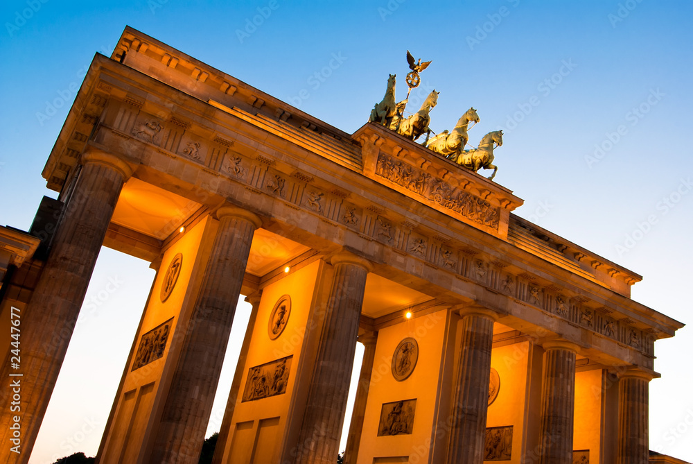 Brandenburger Tor von links schräg V1 Stock Photo | Adobe Stock