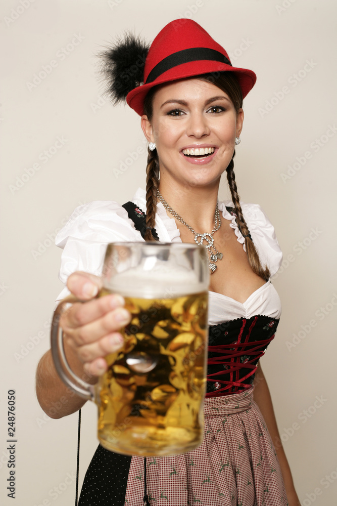 Stock-Foto „bayrisches Madl im Dirndl mit Bier“ | Adobe Stock