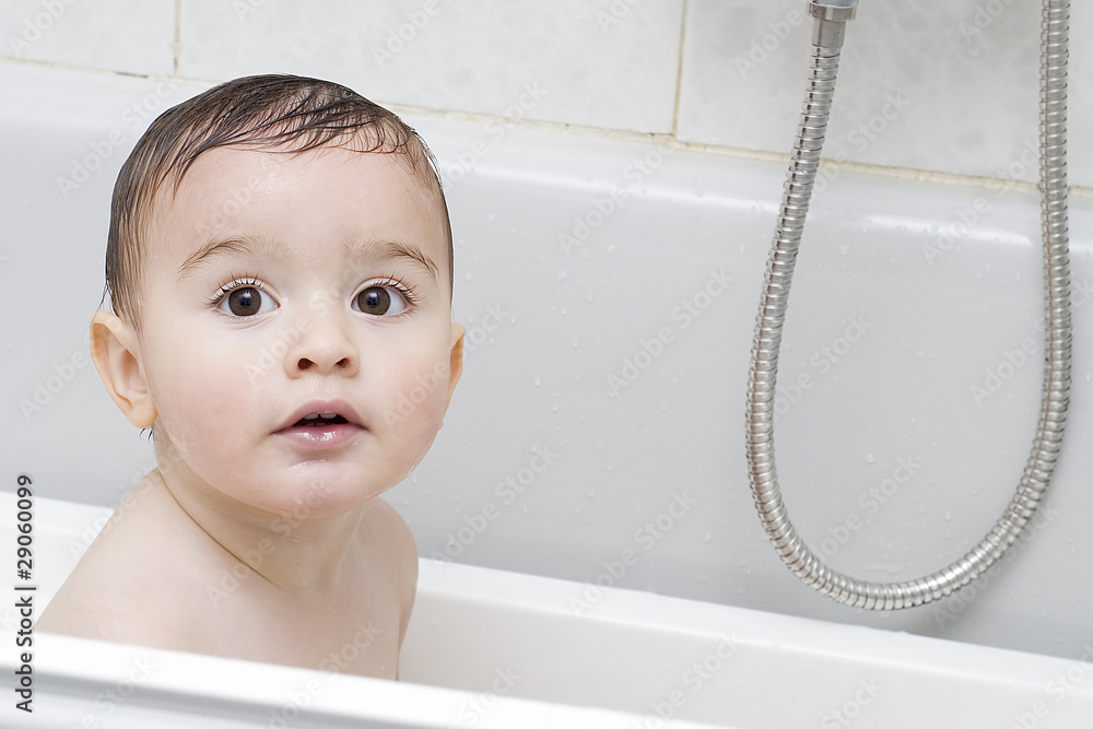 Niño tomando su baño diario. Stock Photo | Adobe Stock