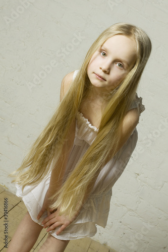 Photo Stock Teen girl fashion model with long blond hair - natural ...
