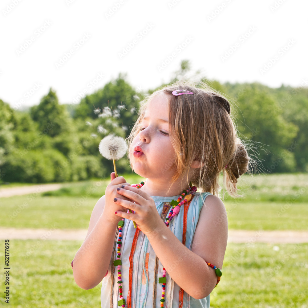 Stock-Foto „Mädchen mit Pusteblume“ | Adobe Stock