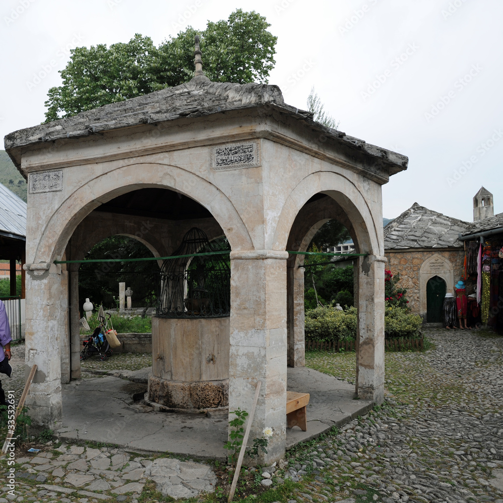 Ville de Mostar en Herzégovine - Fontaine de la mosquée Koski Stock ...