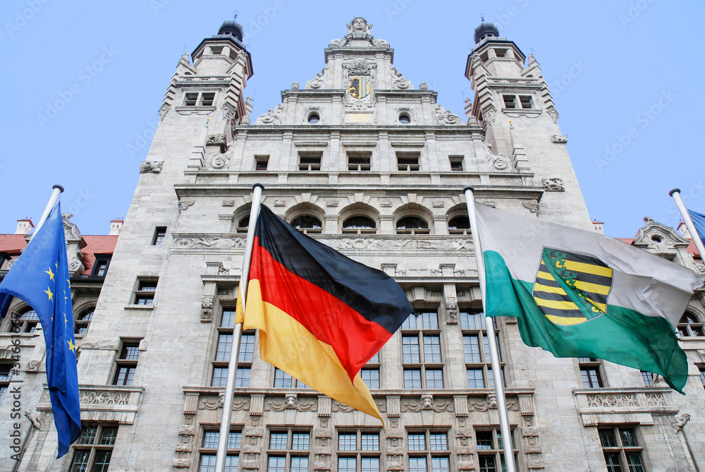 Leipzig, neues Rathaus mit Flaggen von Sachsen, Deutschland, Europa ...