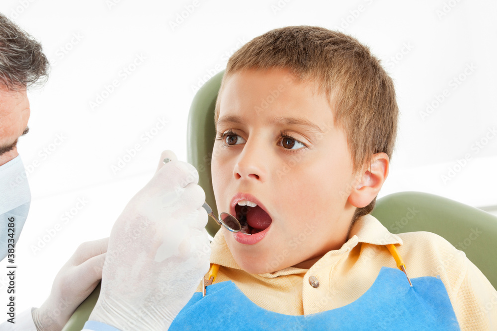 Zahnarzt schaut Kind in den Mund Stock Photo | Adobe Stock