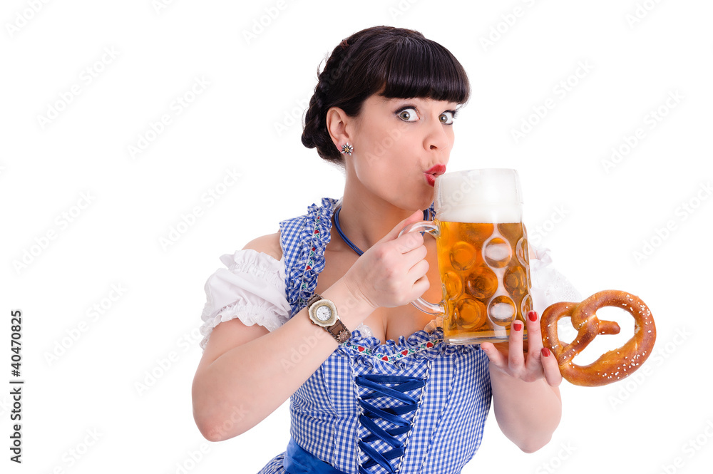 Stock-Foto „Junge Frau im Dirndl trinkt Bier“ | Adobe Stock