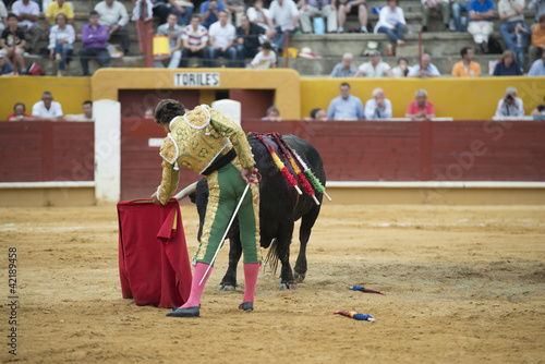 Torero Sosteniendo La Muleta Con La Mano Izquierda Comprar Esta Foto
