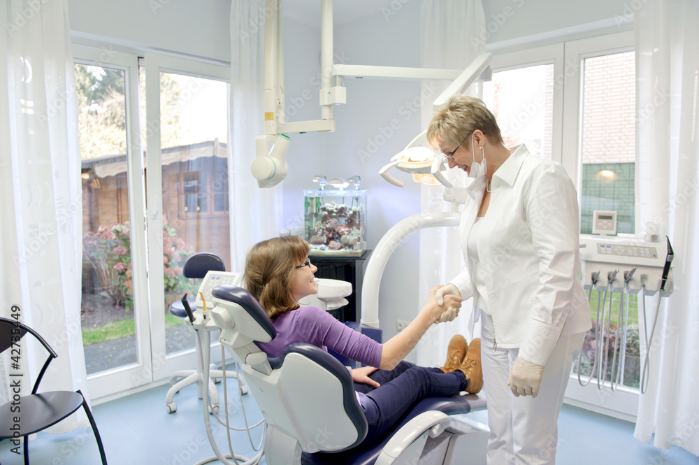 Stock-Foto „Junge Frau beim Zahnarzt“ | Adobe Stock