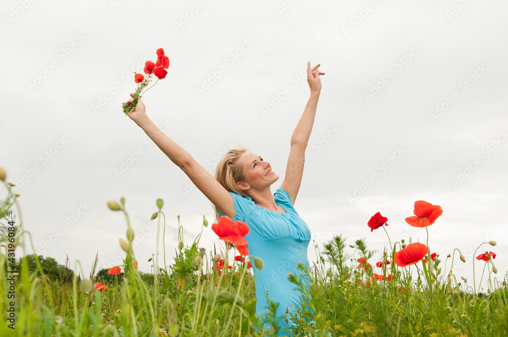 junge frau jubelt im Mohnfeld Stock Photo | Adobe Stock