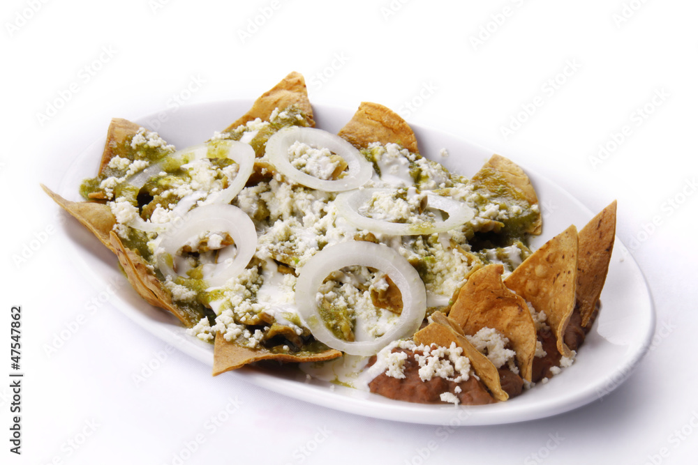 Foto de Stock Chilaquiles en salsa verde. Comida mexicana | Adobe Stock
