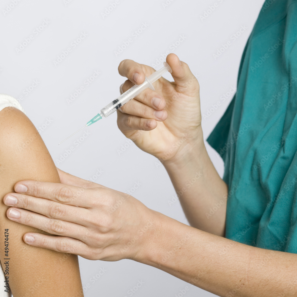 Krankenschwester impft eine Patientin Stock Photo | Adobe Stock