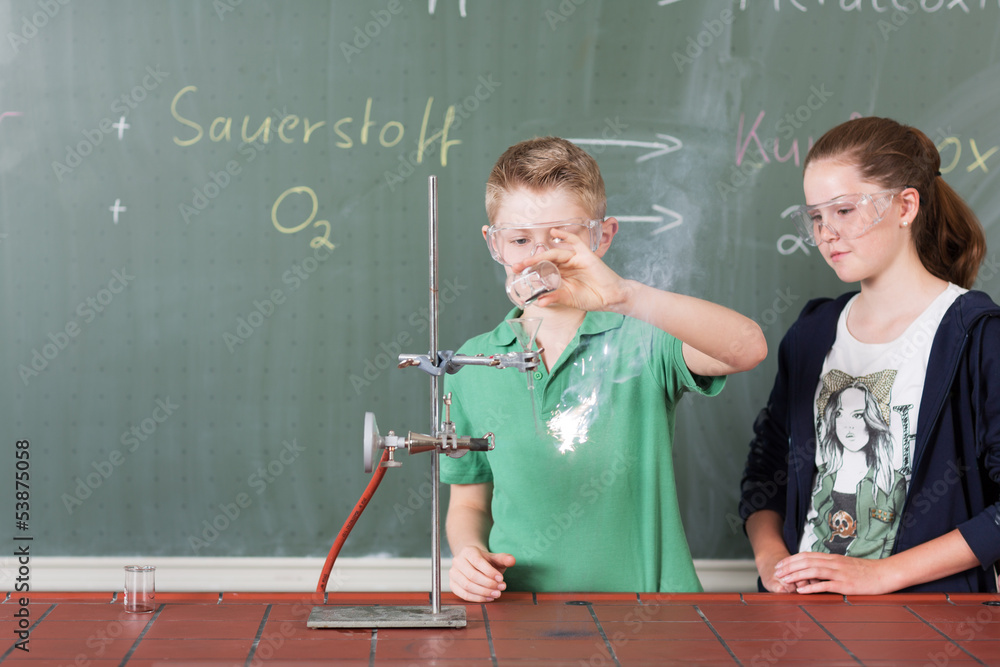 Stock-Foto „Chemie Versuch in der 7. Klasse“ | Adobe Stock