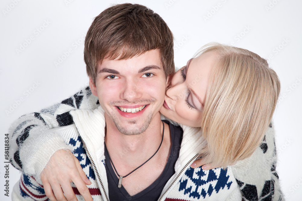 Stock-Foto „Paar umarmt sich Kuss auf die Wange lachend Porträt ...