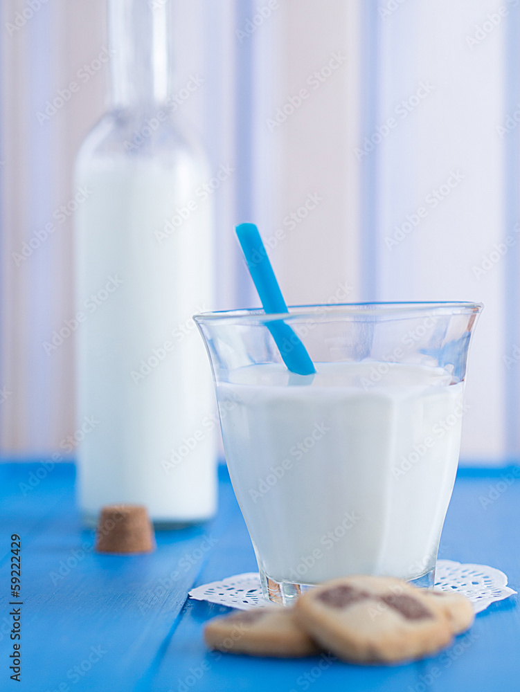 Stock-Foto „Ein Glas Milch mit Plätzchen und einem Strohhalm“ | Adobe Stock