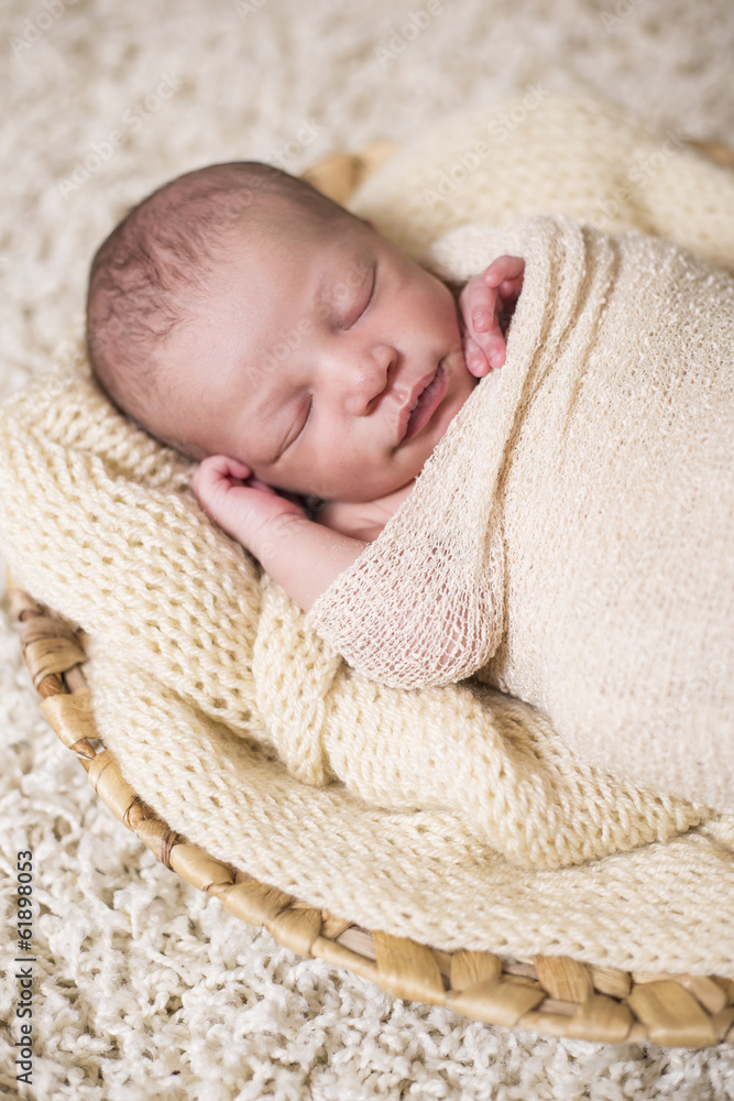 Stock-Foto „Newborn Baby eingewickelt liegend“ | Adobe Stock