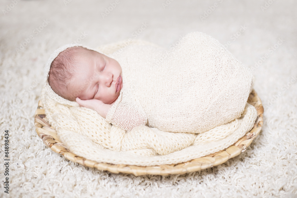 Stock-Foto „Newborn Baby eingewickelt liegend“ | Adobe Stock