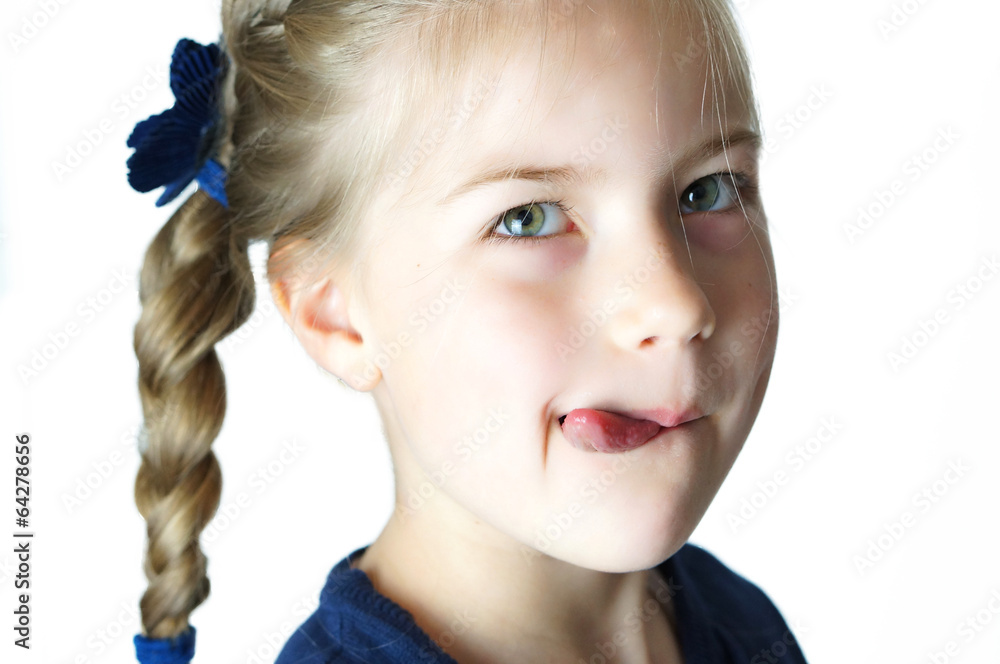 Stock-Foto „mädchen streckt Zunge raus“ | Adobe Stock