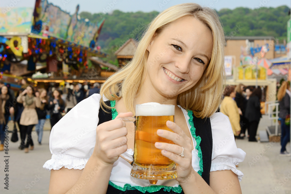 Frau im Dirndl auf Oktoberfest mit Maßkrug Bier Stock Photo | Adobe Stock