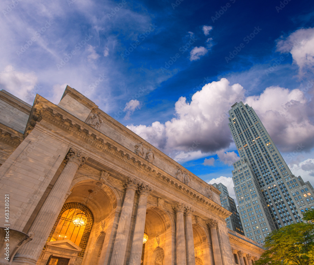 The New York Public Library. Side view with surrounding building Stock ...