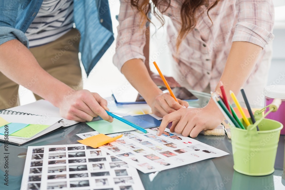 Teamwork editing photos together の Stock フォト | Adobe Stock