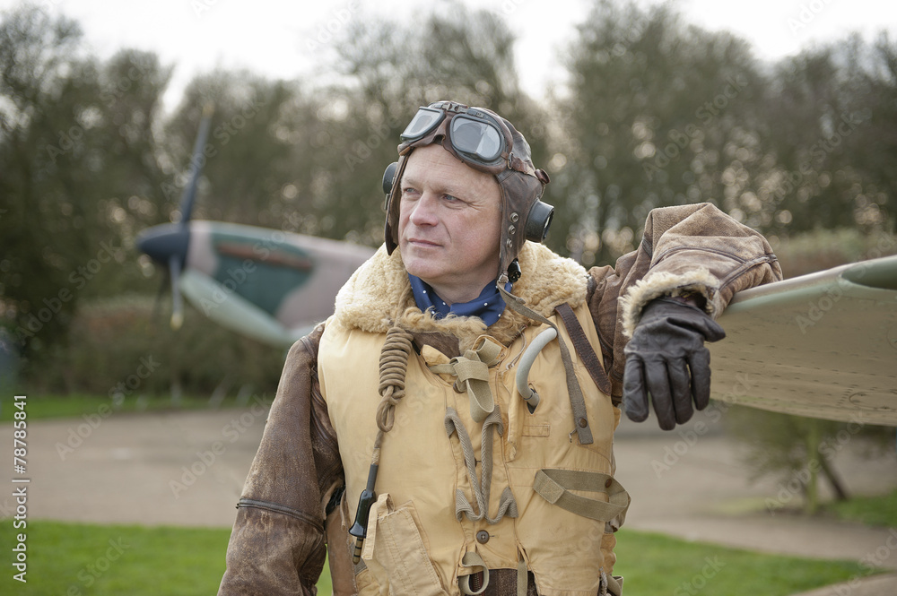 Foto de Stock WW2 RAF Fighter Pilot With Spitfire Aircraft | Adobe Stock