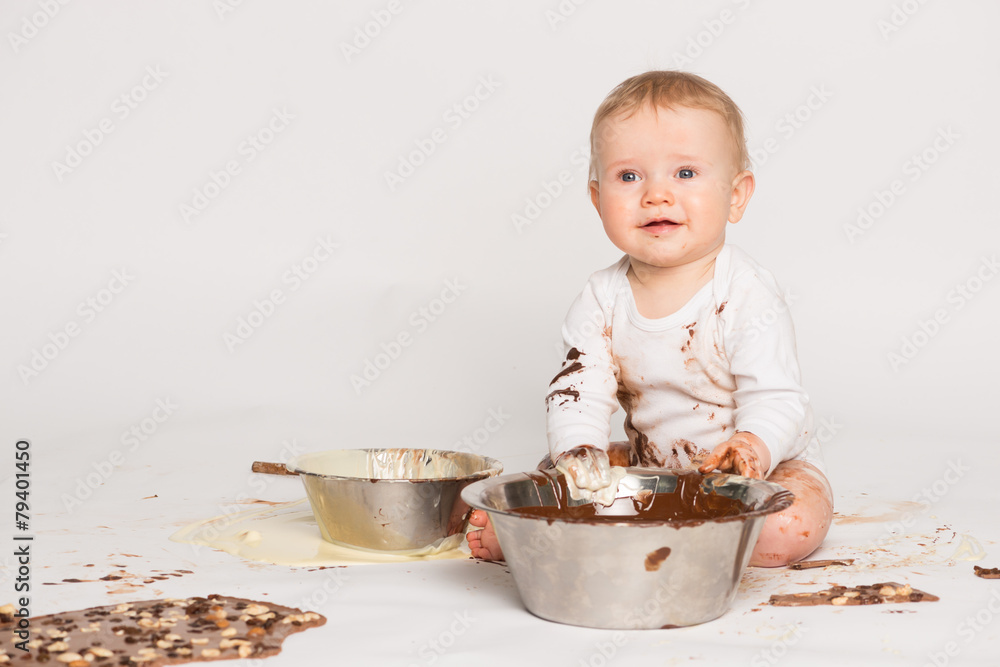 Stock-Foto „Kleines Baby mit Schokolade verschmiert“ | Adobe Stock