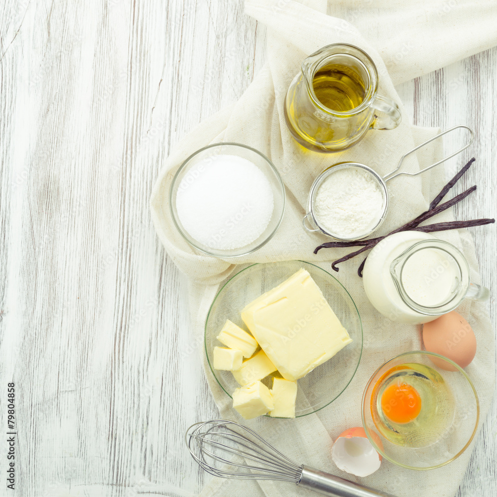 Stock-Foto „Backzutaten Eier, Mehl, Zucker, Butter, Vanille, Sahne ...