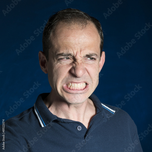 Hombre con cara de rabia Stock Photo | Adobe Stock