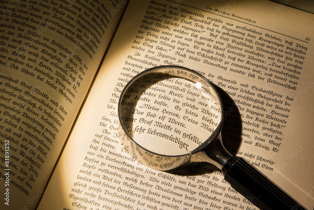 Stock-Foto „Buch mit Lupe“ | Adobe Stock