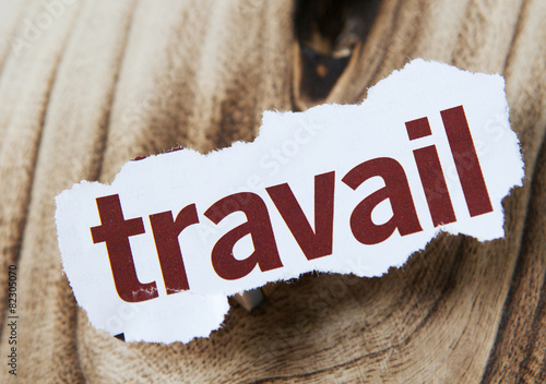 mot travail sur papier déchiré Photo Stock | Adobe Stock