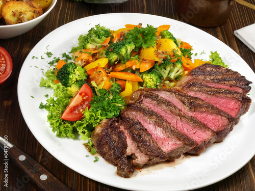 Tranchen vom Rinderrücken mit Gemüse Stock-Foto | Adobe Stock