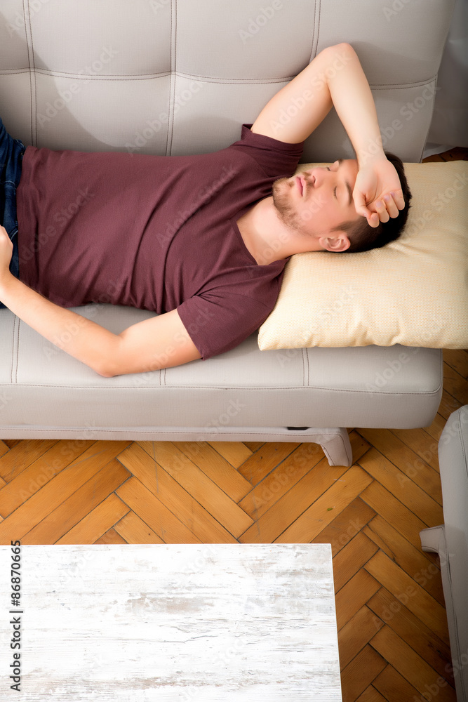 Stock-Foto „Auf dem Sofa chillen “ | Adobe Stock