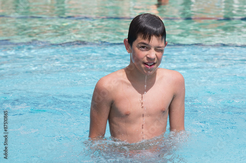 Eté Jeune Ado à La Piscine Acheter Cette Photo Libre De Droit Et
