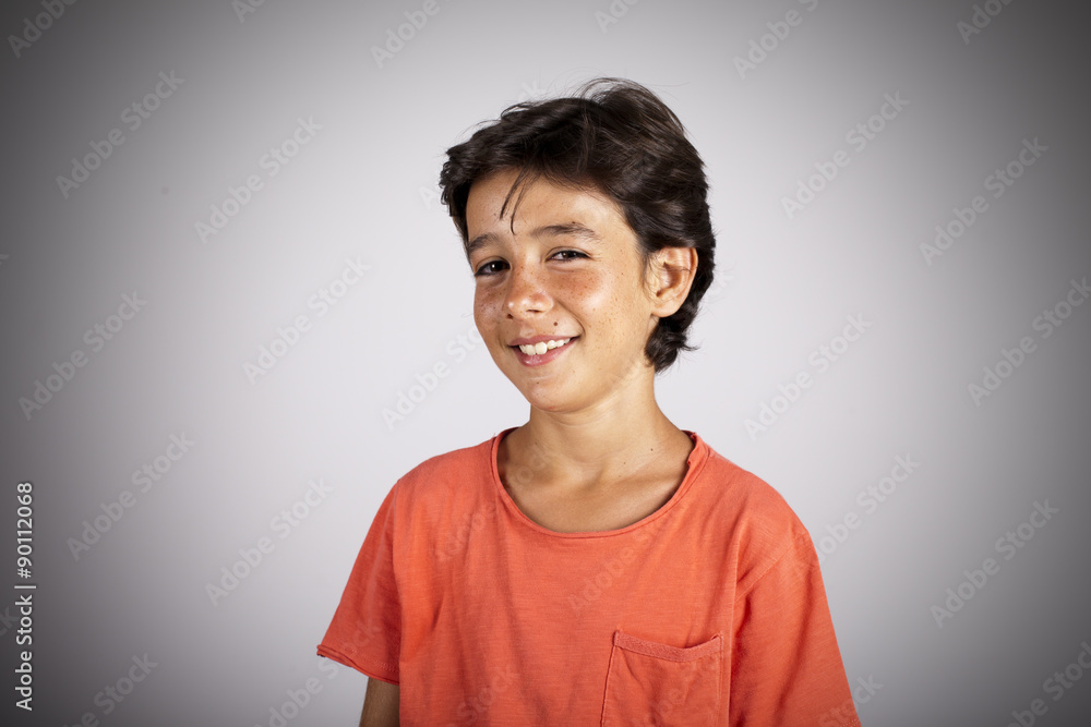 Foto de Stock Niño de diez años con gesto pícaro | Adobe Stock