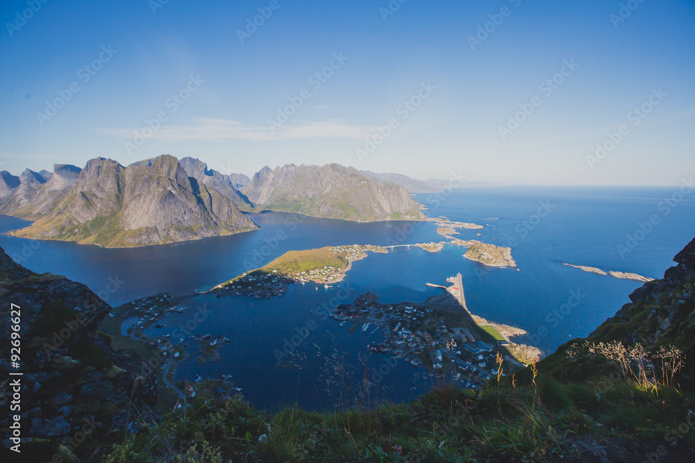 Beautiful norwegian landscape with famous top peak Reinbringen, Lofoten ...