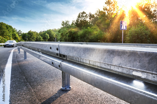 Neue Leitplanke an Autobahnabfahrt – Sicherheit Schutzplanke ...