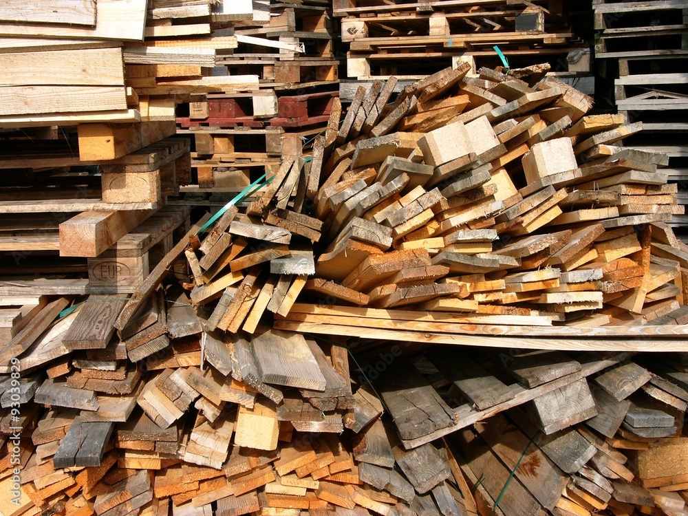 Alte Holzlatten und Paletten aus Holz im Lager einer Fabrik bei ...