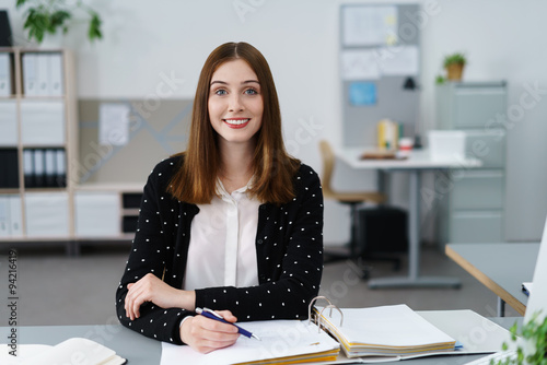 moderne frau am arbeitsplatz im büro – kaufen Sie dieses Foto und ...