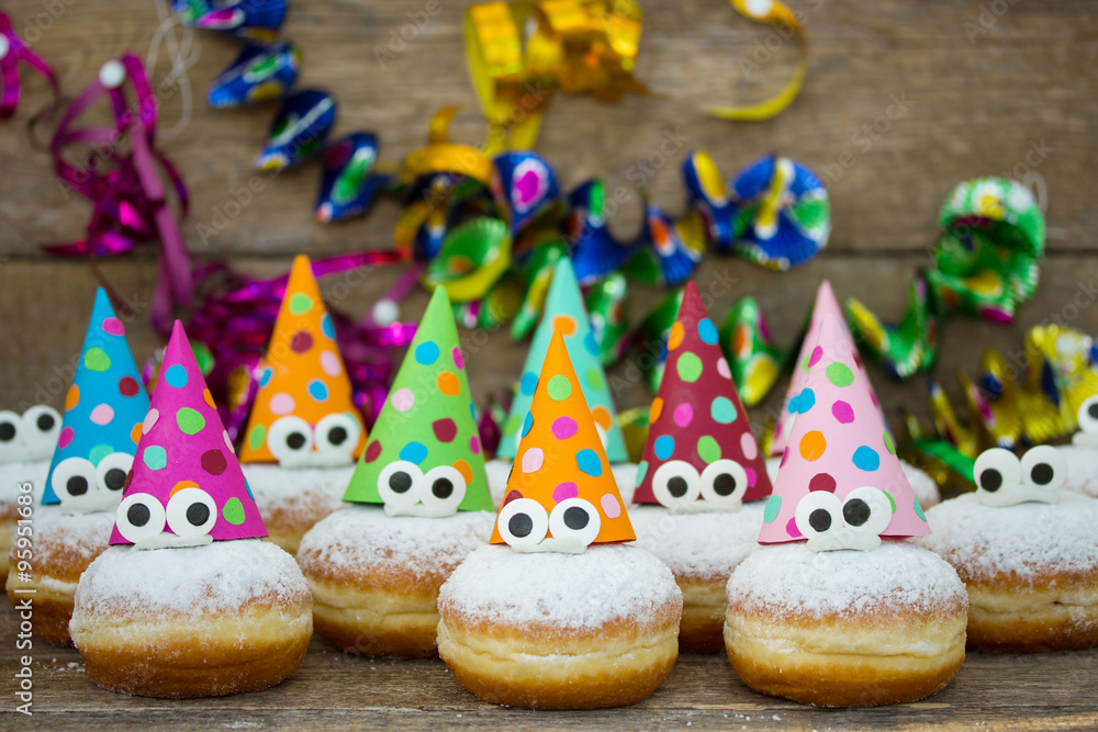 Stock-Foto „ Lustige Party-Krapfen“ | Adobe Stock